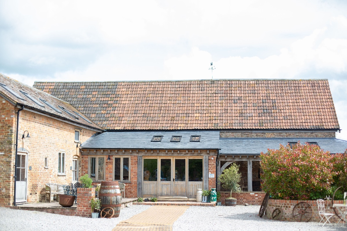 Wedding Venue in Arliingham, Milton End Wedding Barn | UKbride